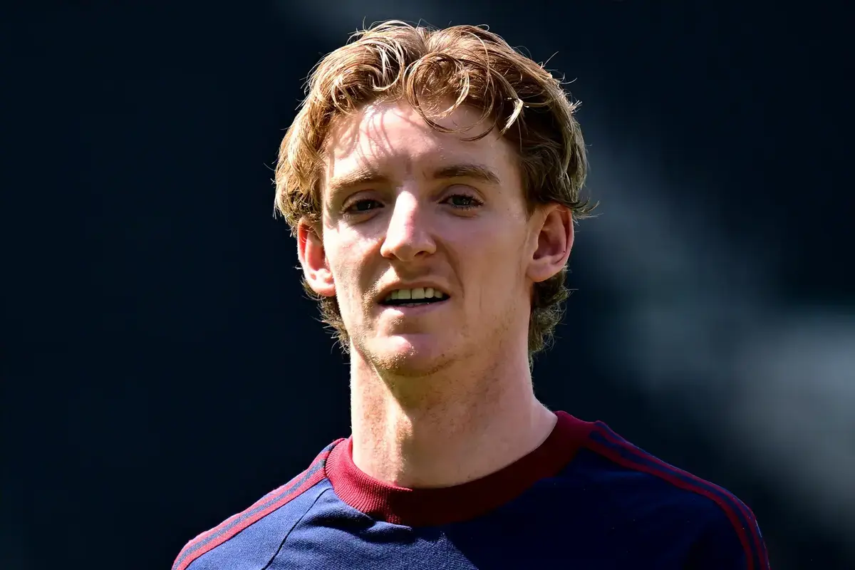 Anthony Gordon officially signs for Barcelona